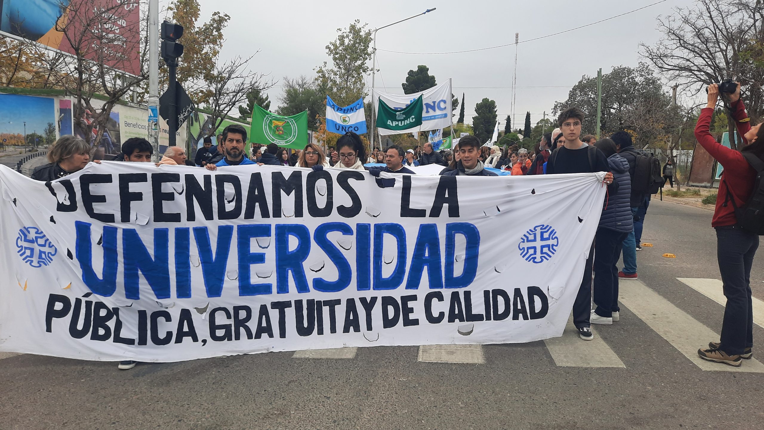 Banderazo en la UNCo – Secretaría de Extensión Universitaria